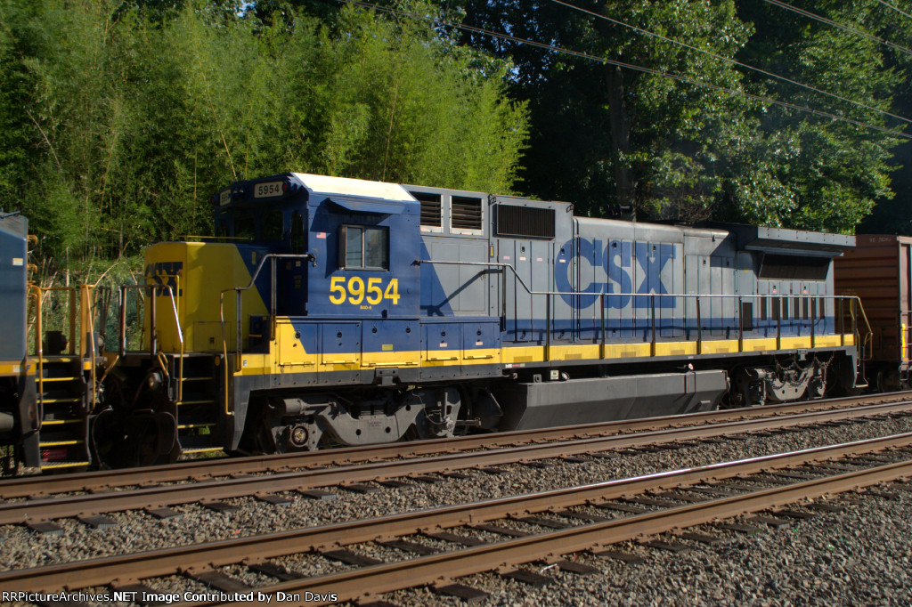 CSX B40-8 5954 trails on Q410